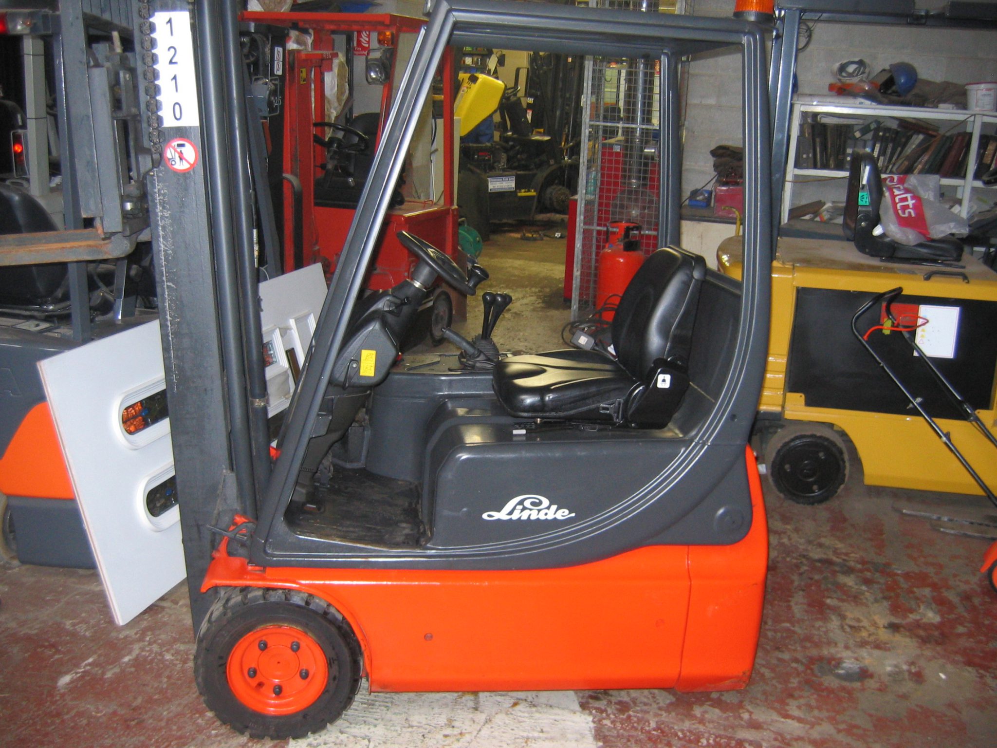 LINDE E14 - Derbyshire Forklifts